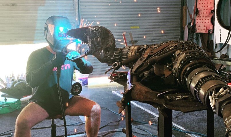 Yeppoon man Steve Ross finishes scrap-metal dinosaur sculptures - ABC News