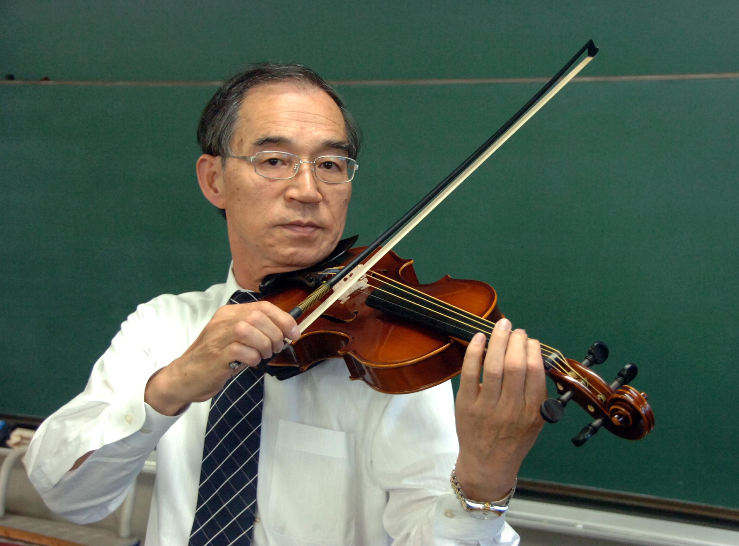 Spider silk spun into violin strings - ABC News