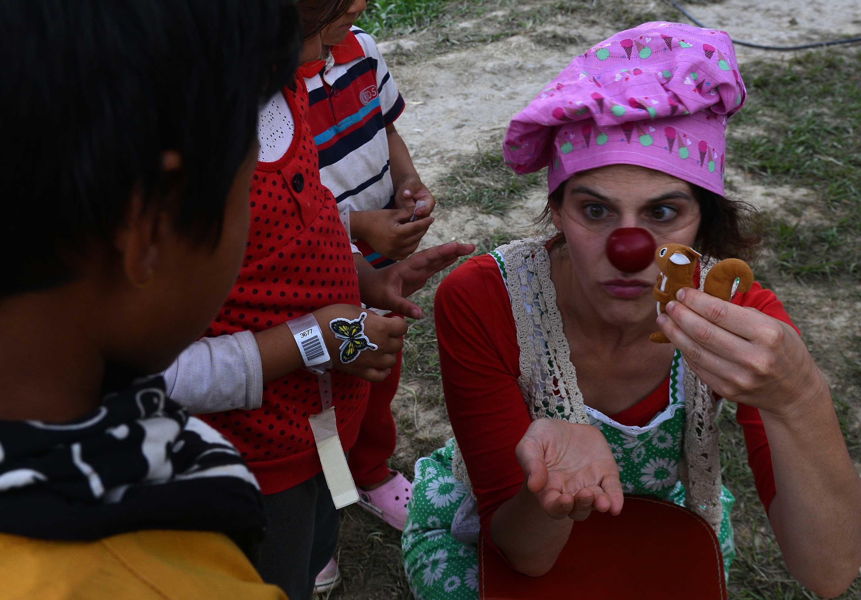 Nepal earthquake: Israeli clowns try to bring smiles to faces of young ...