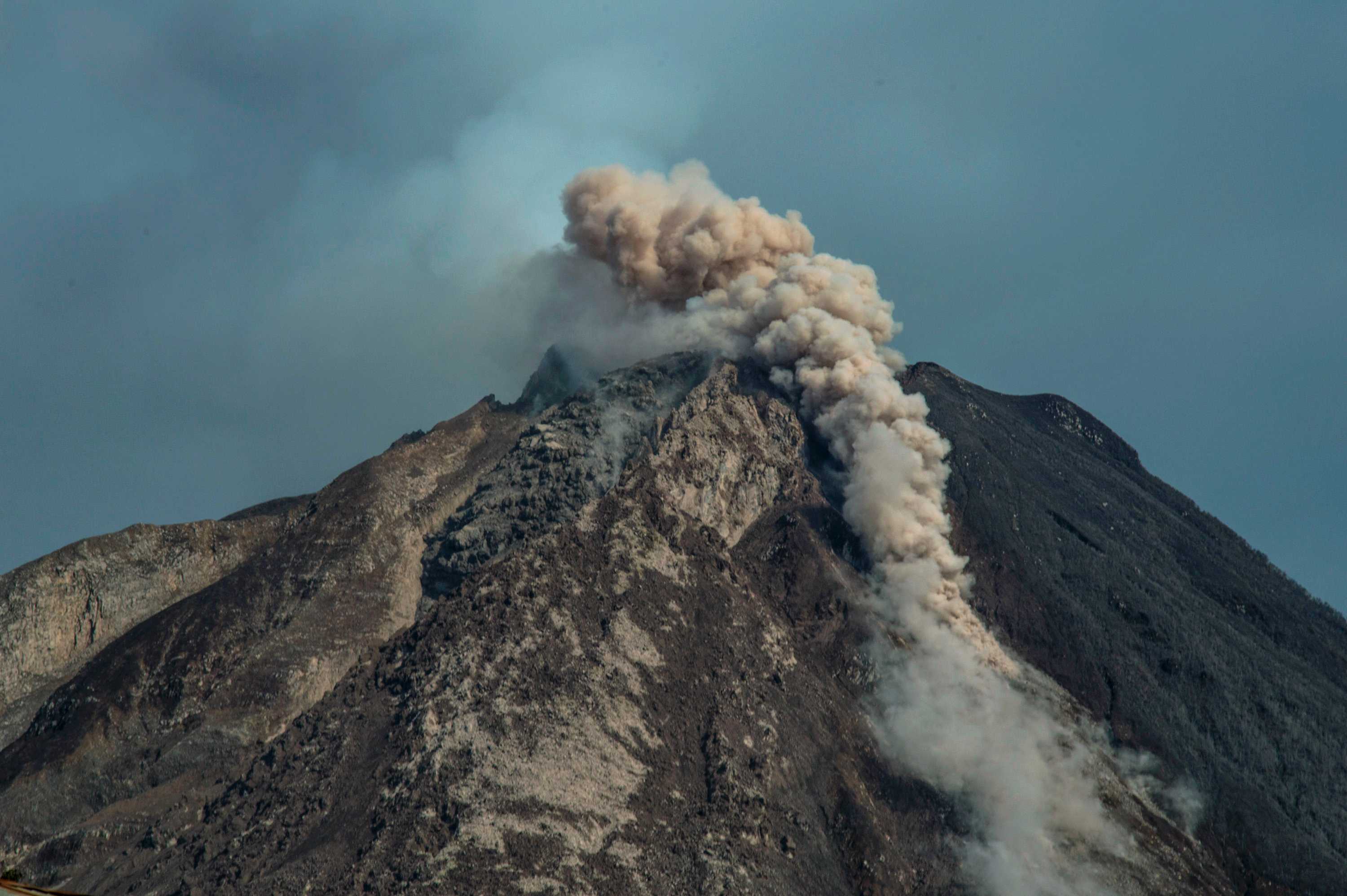 Mount Sinabung: Thousands of people evacuate as Indonesia upgrades ...