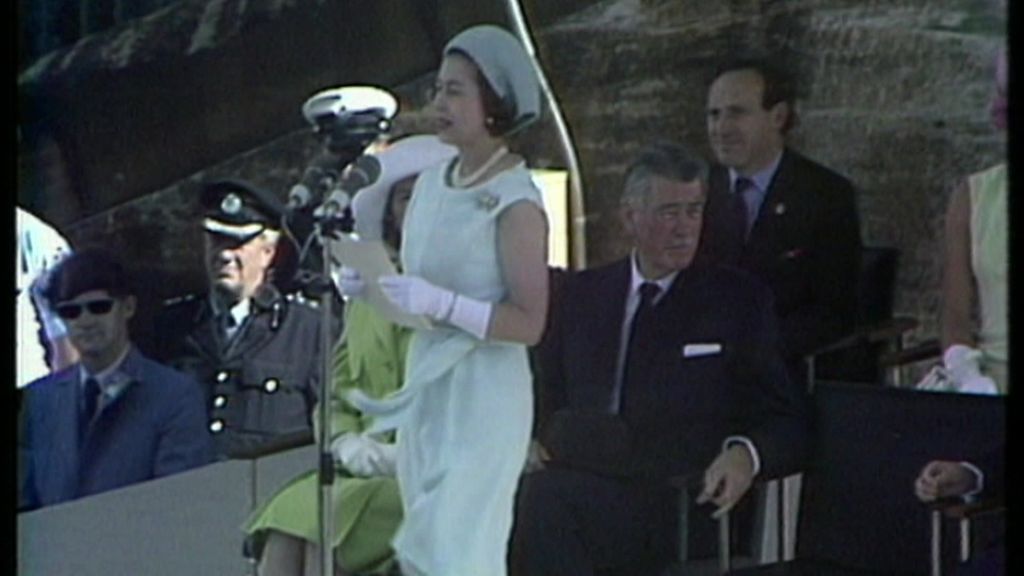 Queen Elizabeth performs honours for Sydney Opera House opening - ABC News