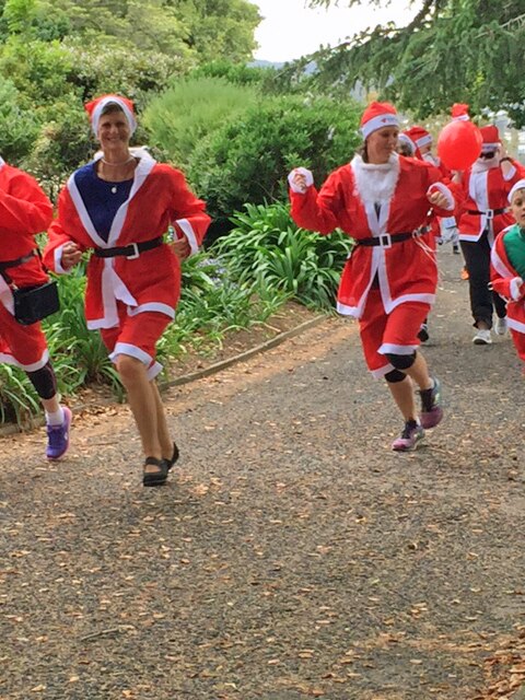 Sea of Santas take to the streets for annual Hobart Santa Fun Run - ABC ...
