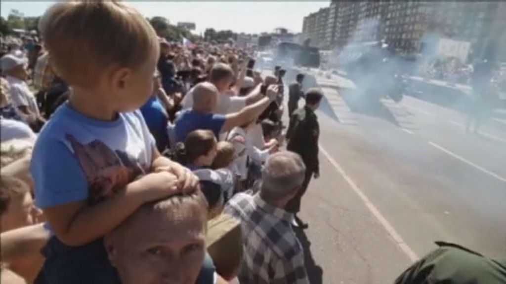 Russian World War II T-34 tank falls off truck at Battle of Kursk ...