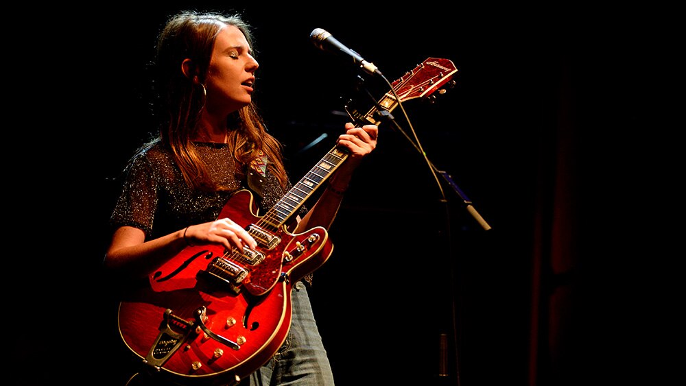 Angie McMahon wins top award at SXSW - triple j