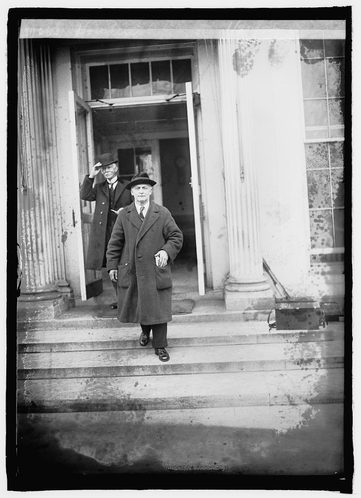 Decades after the 'final' seance, hundreds still hope to contact Harry ...