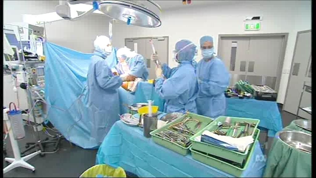 Surgeons resign over pay dispute - ABC News