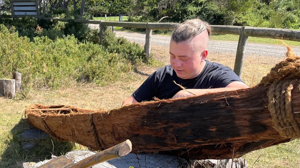 Creating a traditional stringybark canoe - ABC News