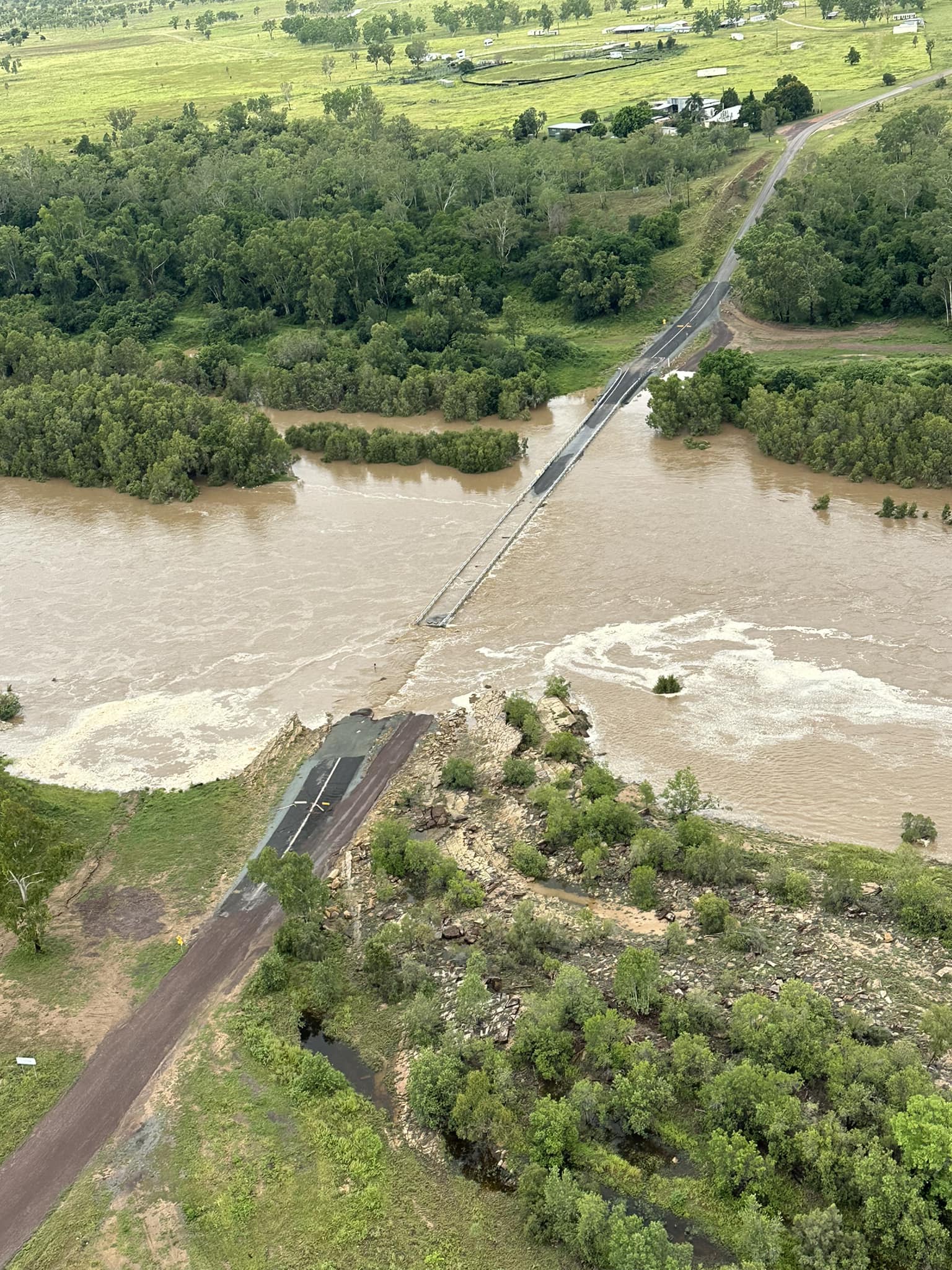 Flooding and intense rain batter Queensland coast as BOM warns weather ...