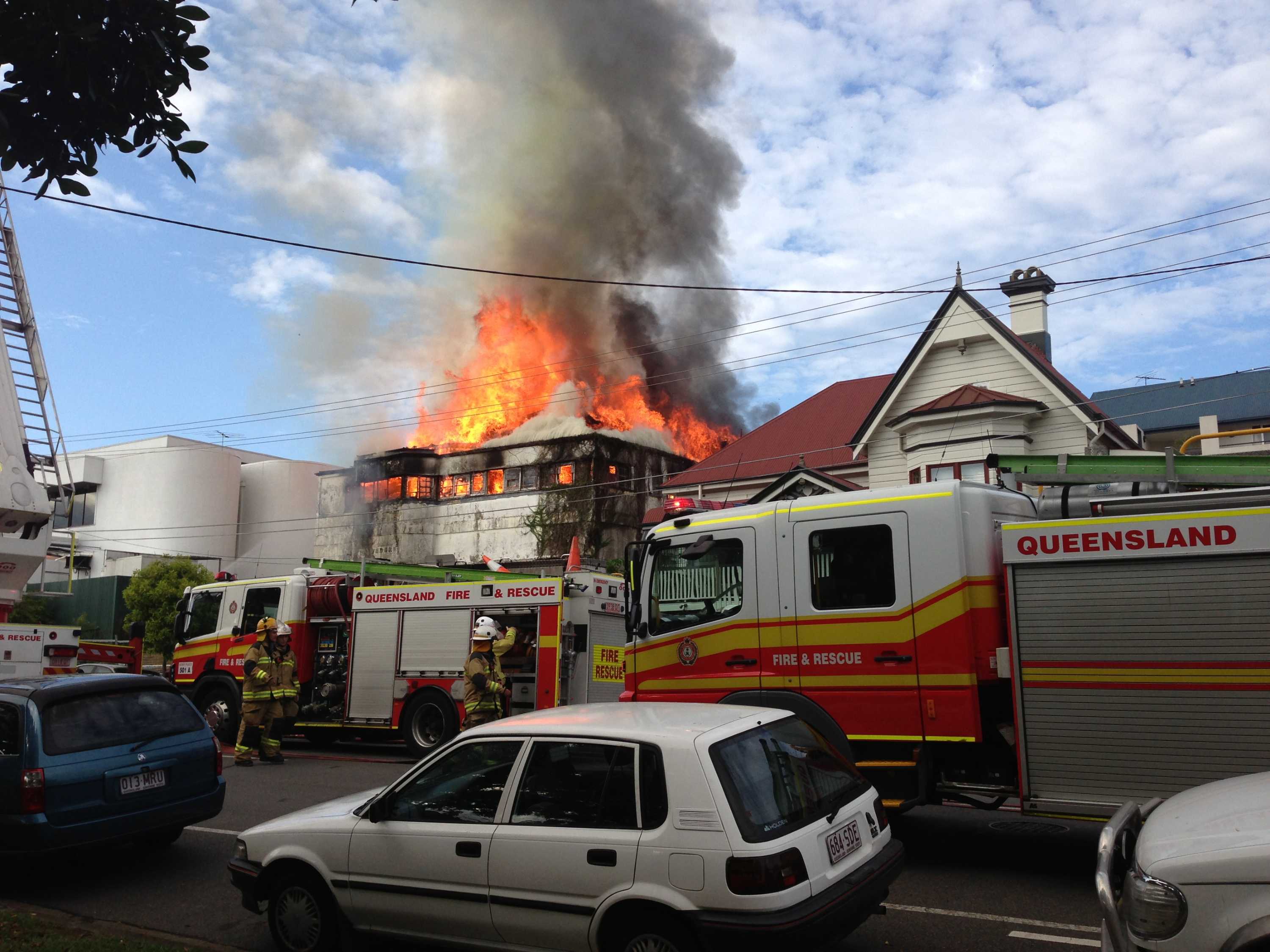 Fire destroys landmark building at South Brisbane - ABC News