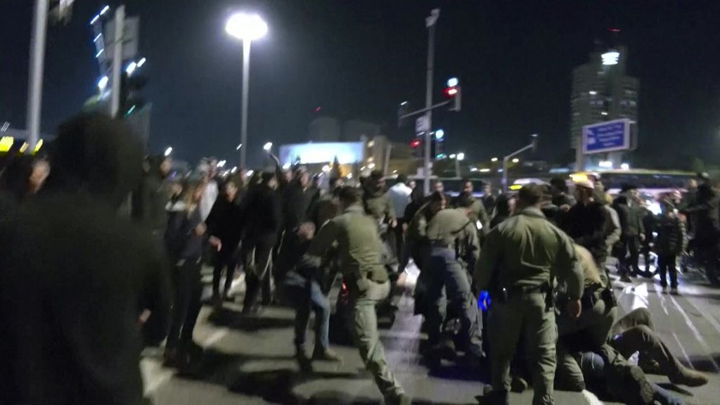 Israeli right-wing protesters block roads, denouncing Gaza ceasefire ...