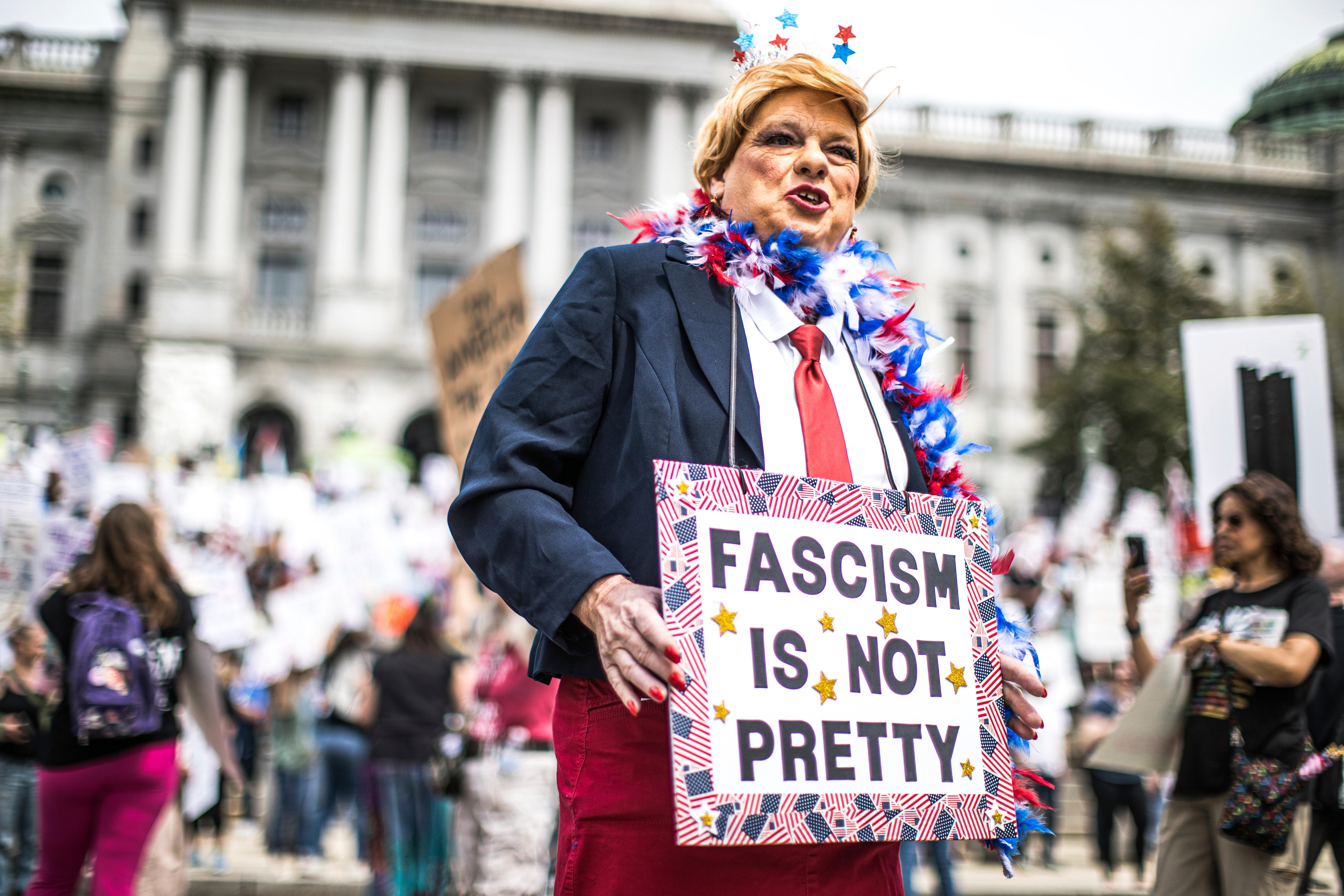 Thousands of US citizens protest against Donald Trump's administration ...