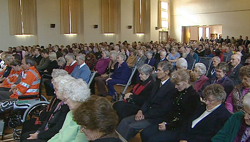 Hundreds gather to remember Kerang train victims - ABC News