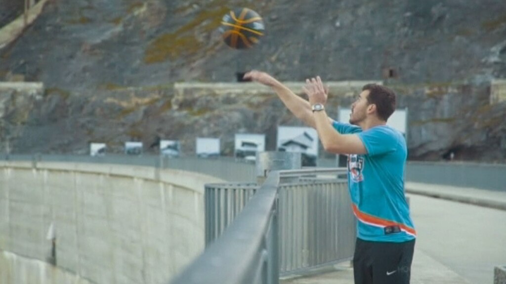 Highest basketball shot world record set by Australian trio - ABC News