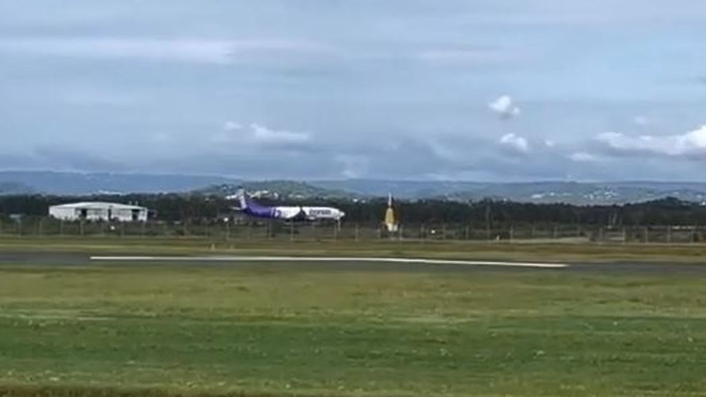 Bonza takes to the sky in its maiden commercial flight. - ABC News