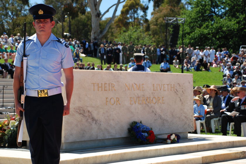 Thousands gather to remember the fallen - ABC News