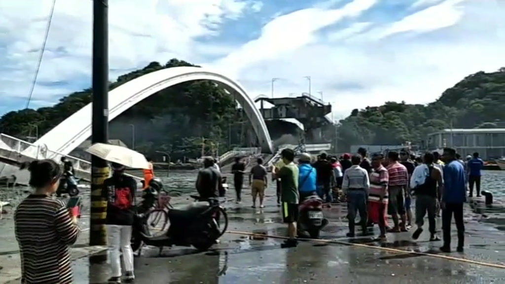Taiwan bridge collapse crushes fishing boats, casualties feared - ABC News