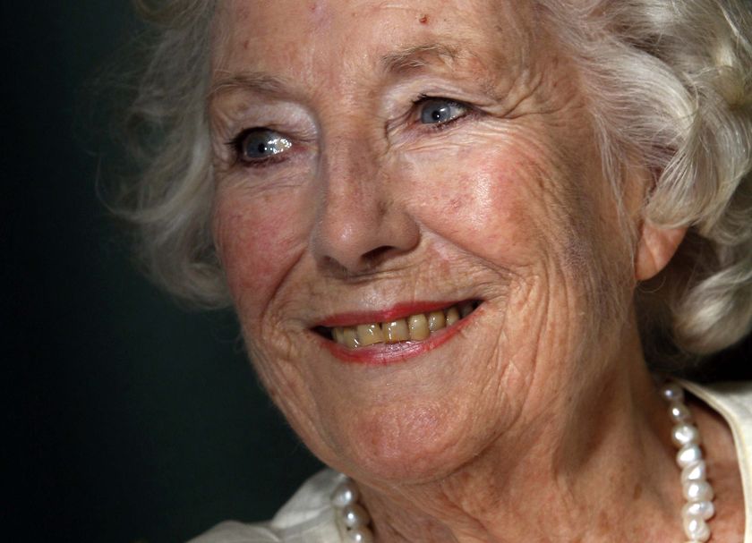British singer Vera Lynn, the 'Forces' Sweetheart', dies aged 103 - ABC ...