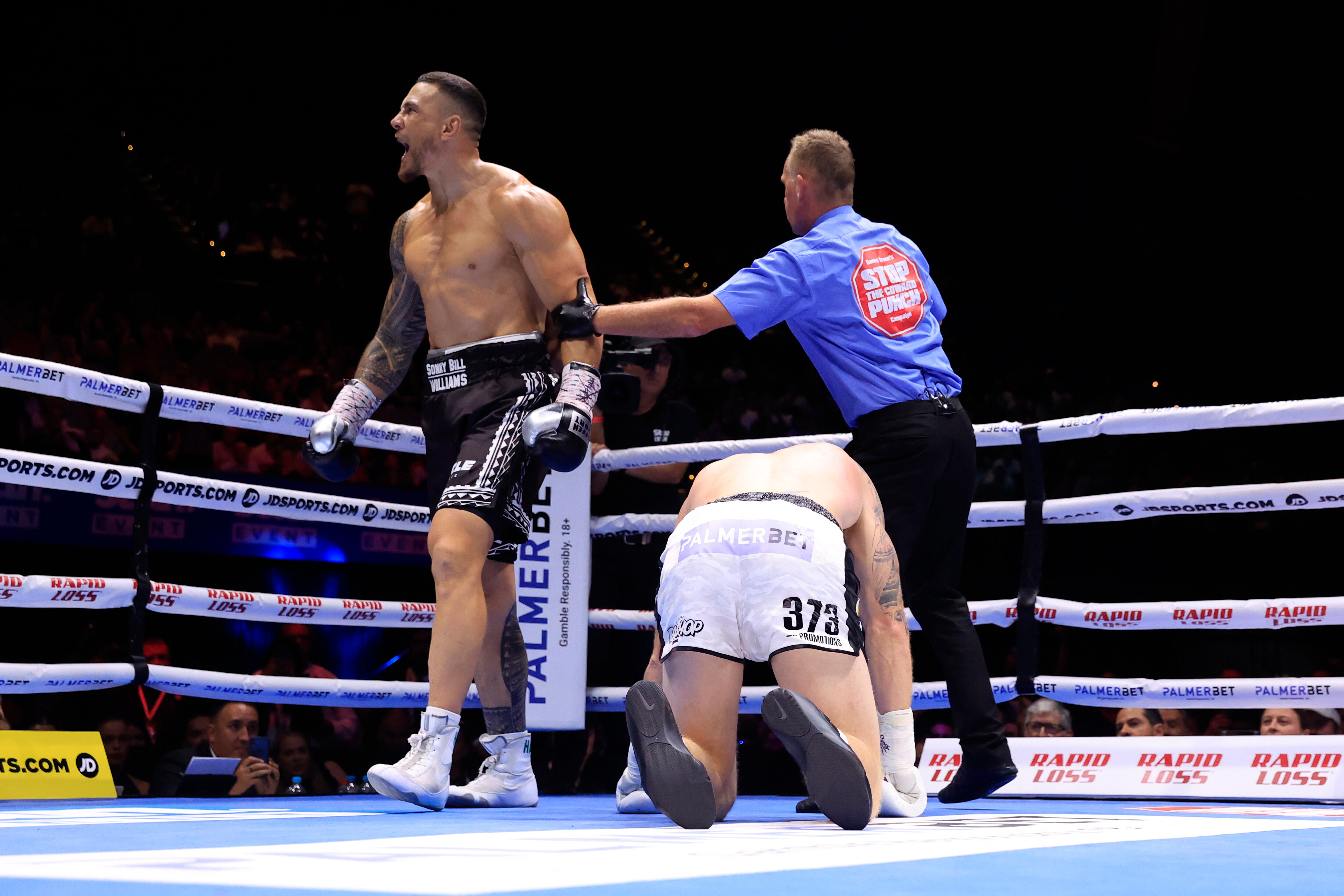 Sonny Bill Williams knocks out Barry Hall in first round of boxing bout ...