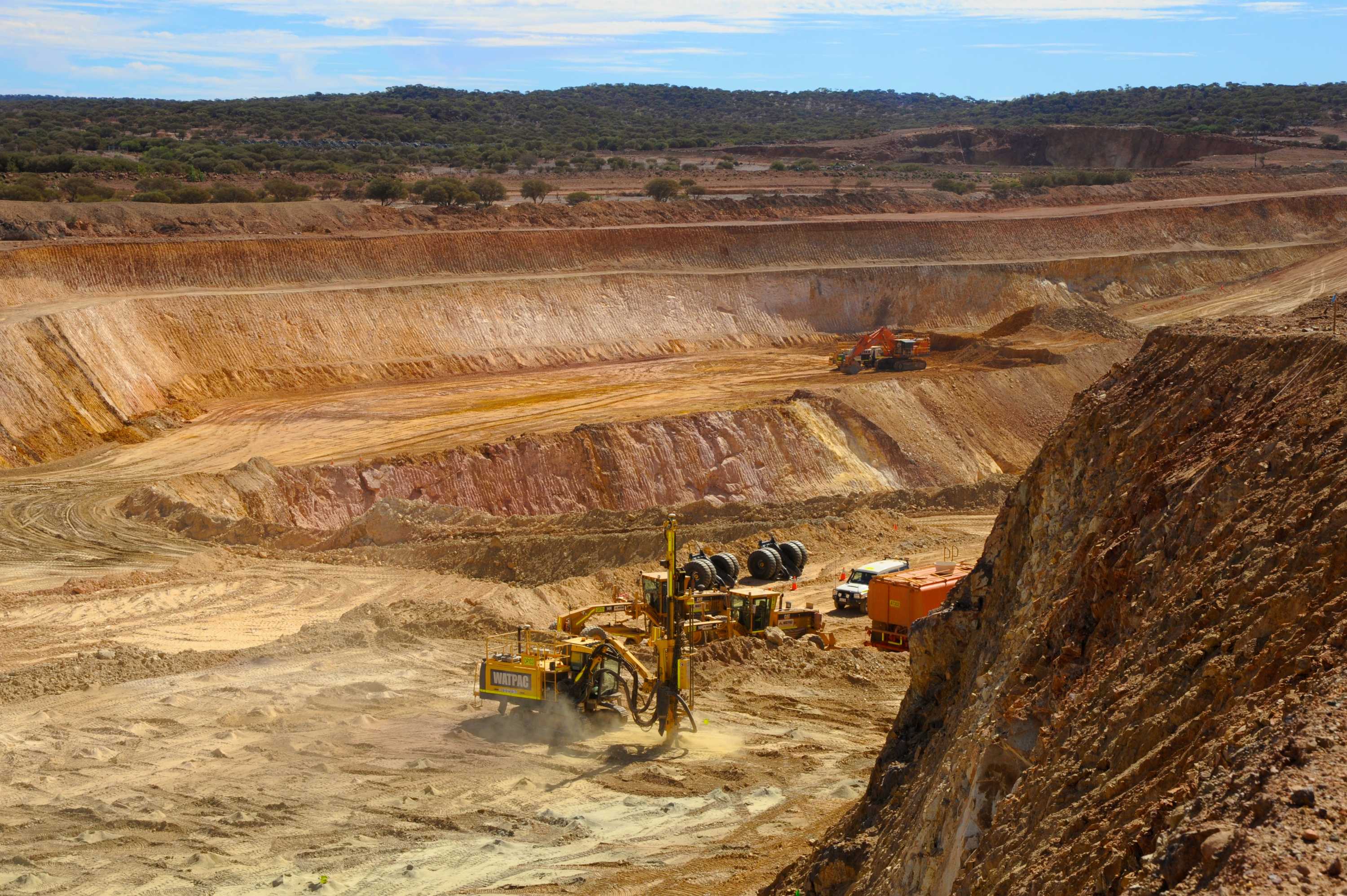 Refugee finds new life at Aussie gold mine - ABC News