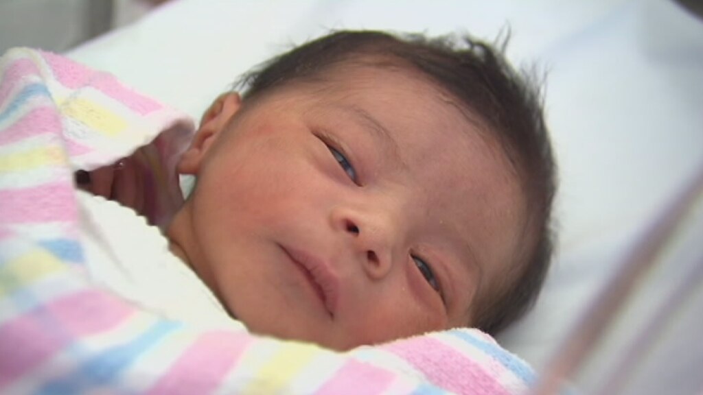 Baby Aaron becomes the first baby born in New South Wales in 2015 - ABC ...