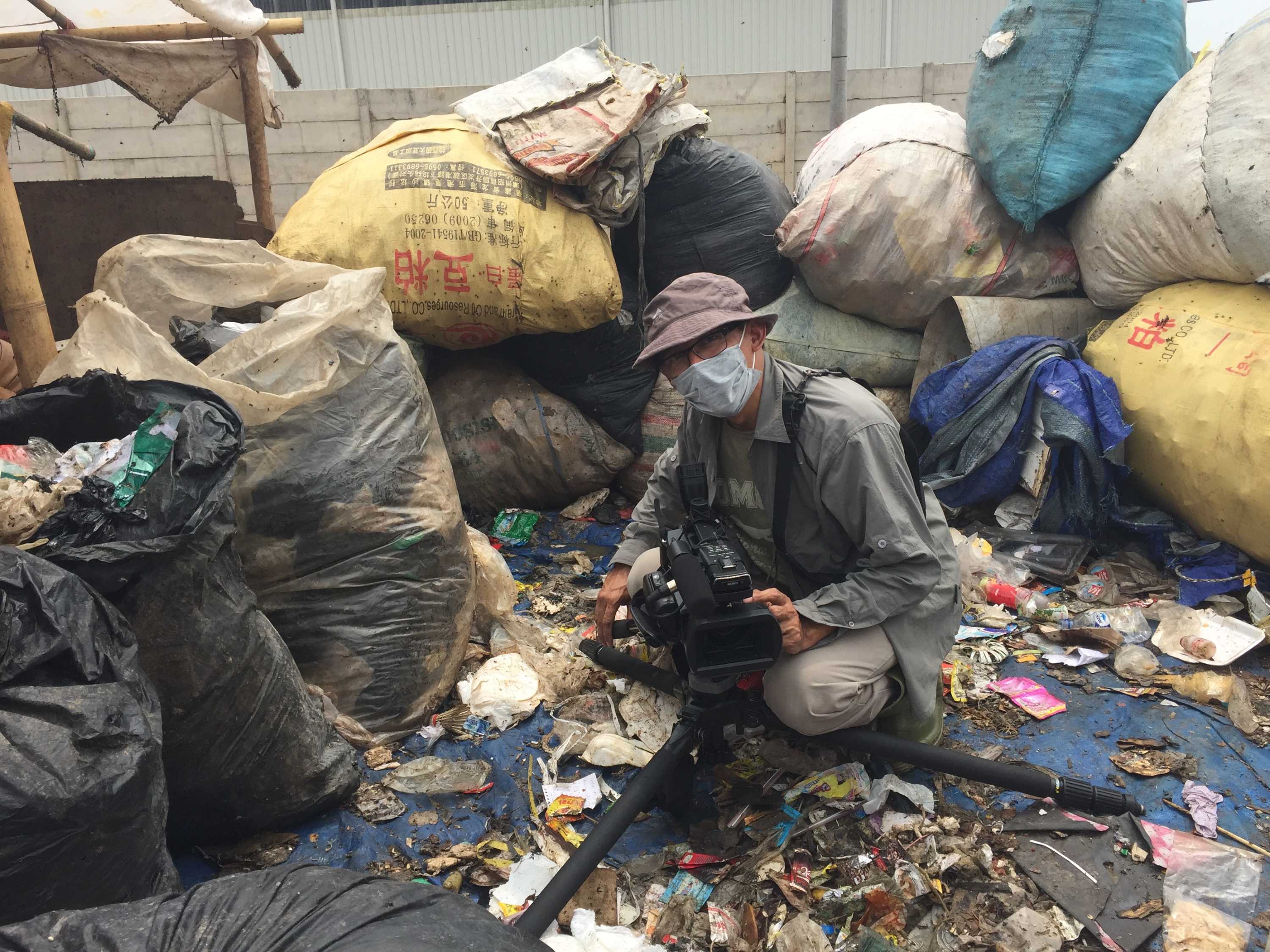 ABC's Indonesia correspondent Adam Harvey falls into toxic sludge dump ...