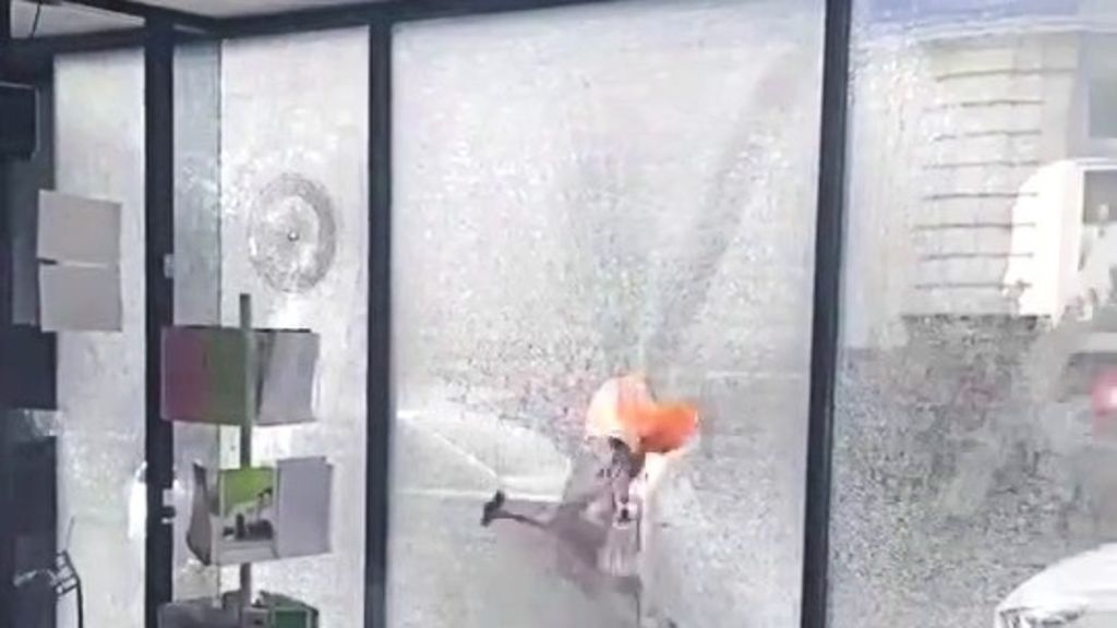 Man smashing windows of shopfront - ABC News