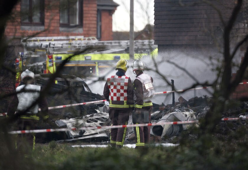 5 dead as jet crashes into house - ABC News