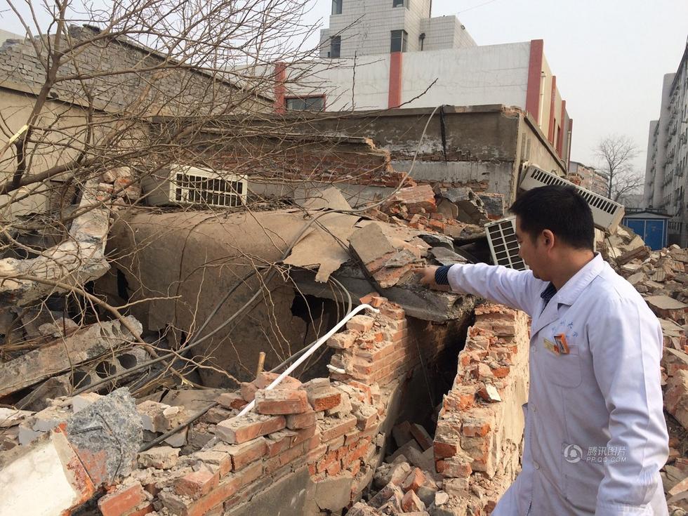 Chinese hospital partially demolished with doctors, patient still ...