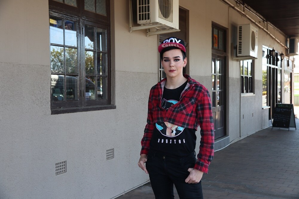 Teenage drag queen Kyle Andrews runs make-up business in country town ...