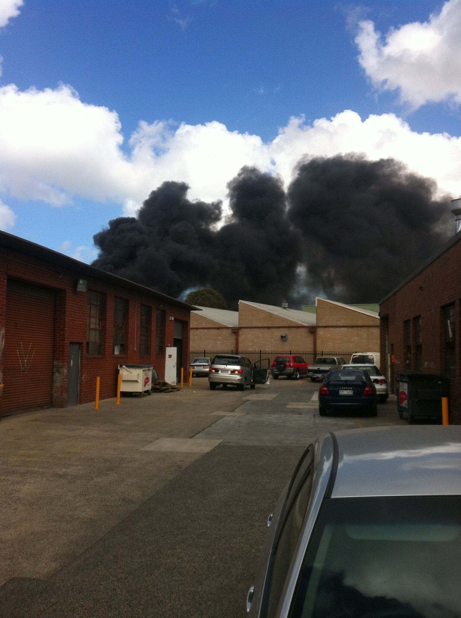 Fire crews battle blaze at Mordialloc plastics factory - ABC News