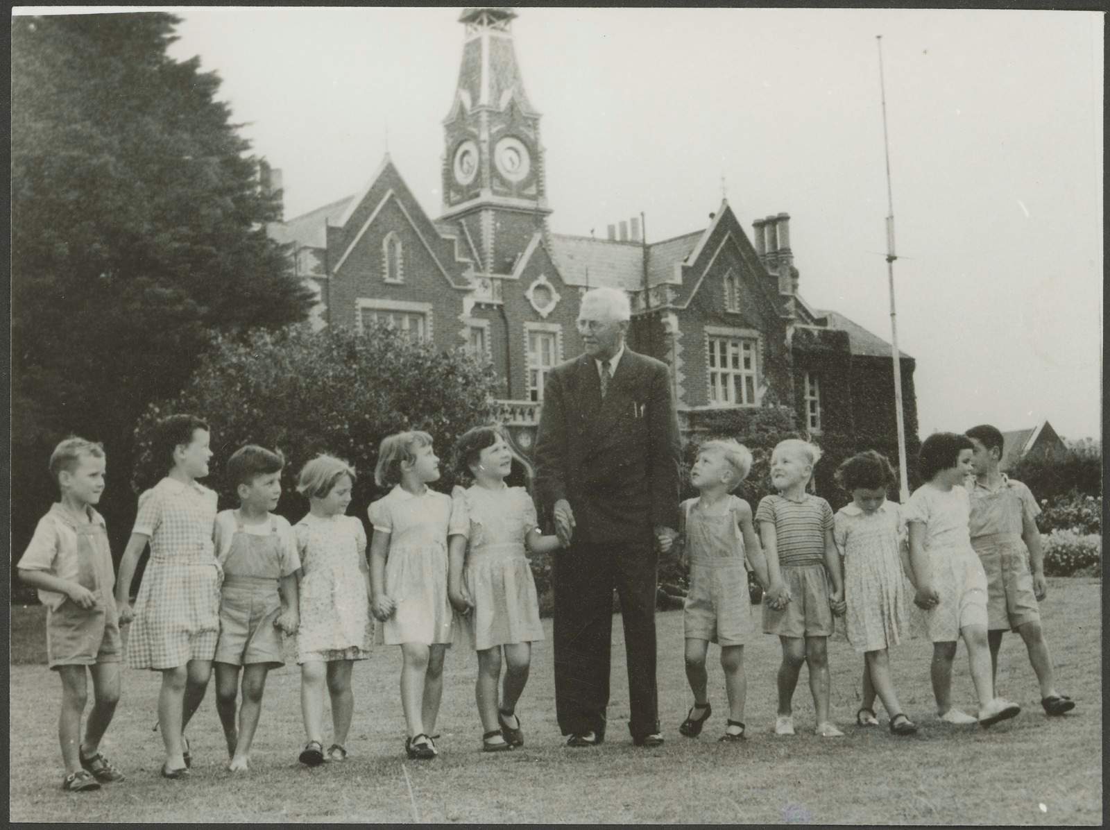 'Find & Connect' helps trace the past of forgotten Australians - ABC listen