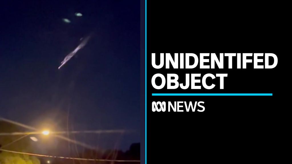 Unidentified flaming object lights up Melbourne sky - ABC News