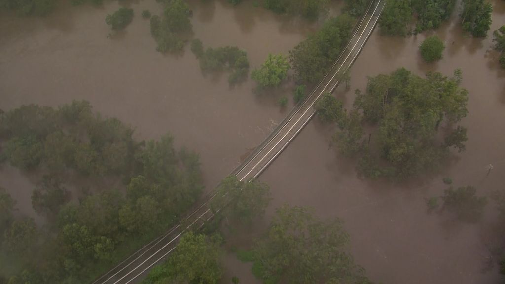 Colo River flooding closes roads, bridges in Sydney's north-west - ABC News