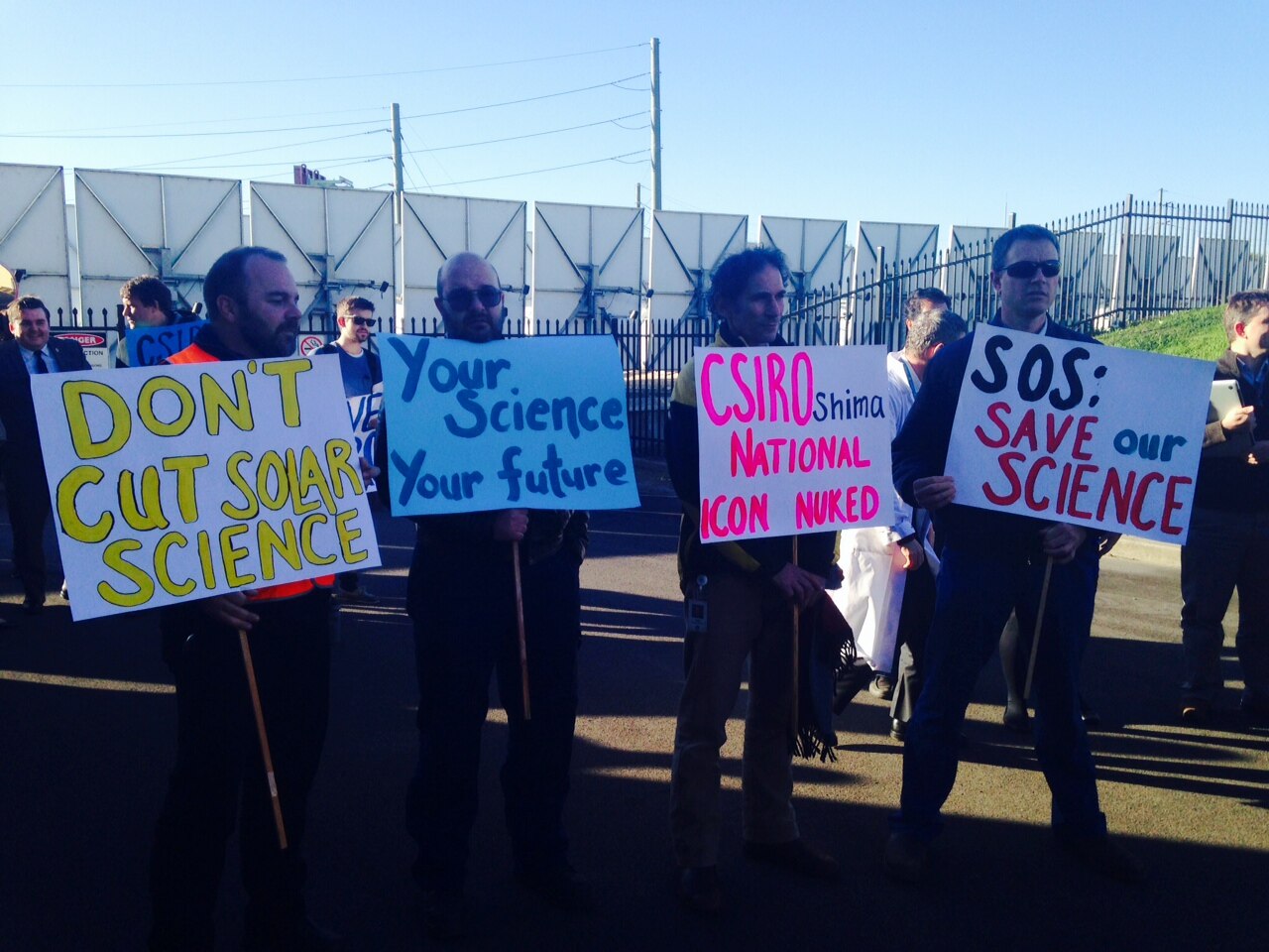 CSIRO staff rally in Newcastle over Federal budget cuts - ABC News
