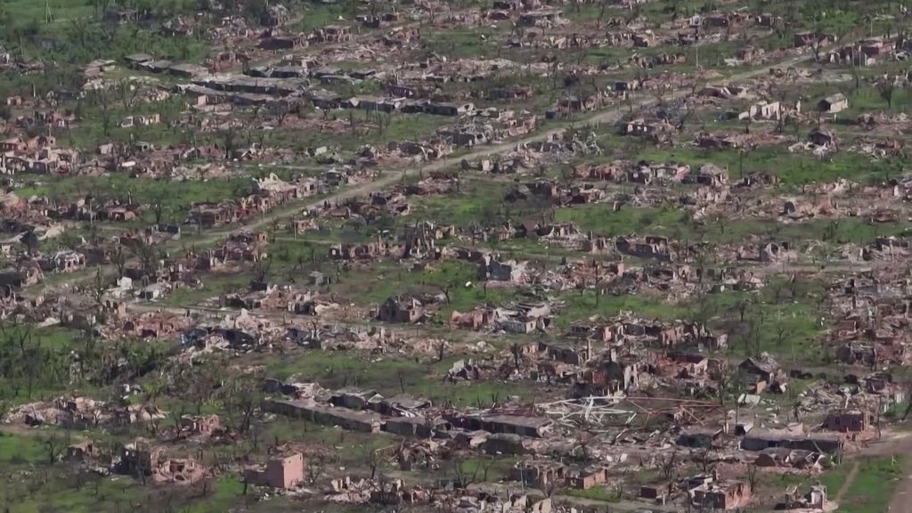 Aerial footage of Bakhmut in ruins as Ukrainian counteroffensive ...