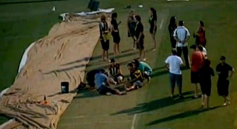 WACA staff invade pitch before Test - ABC News