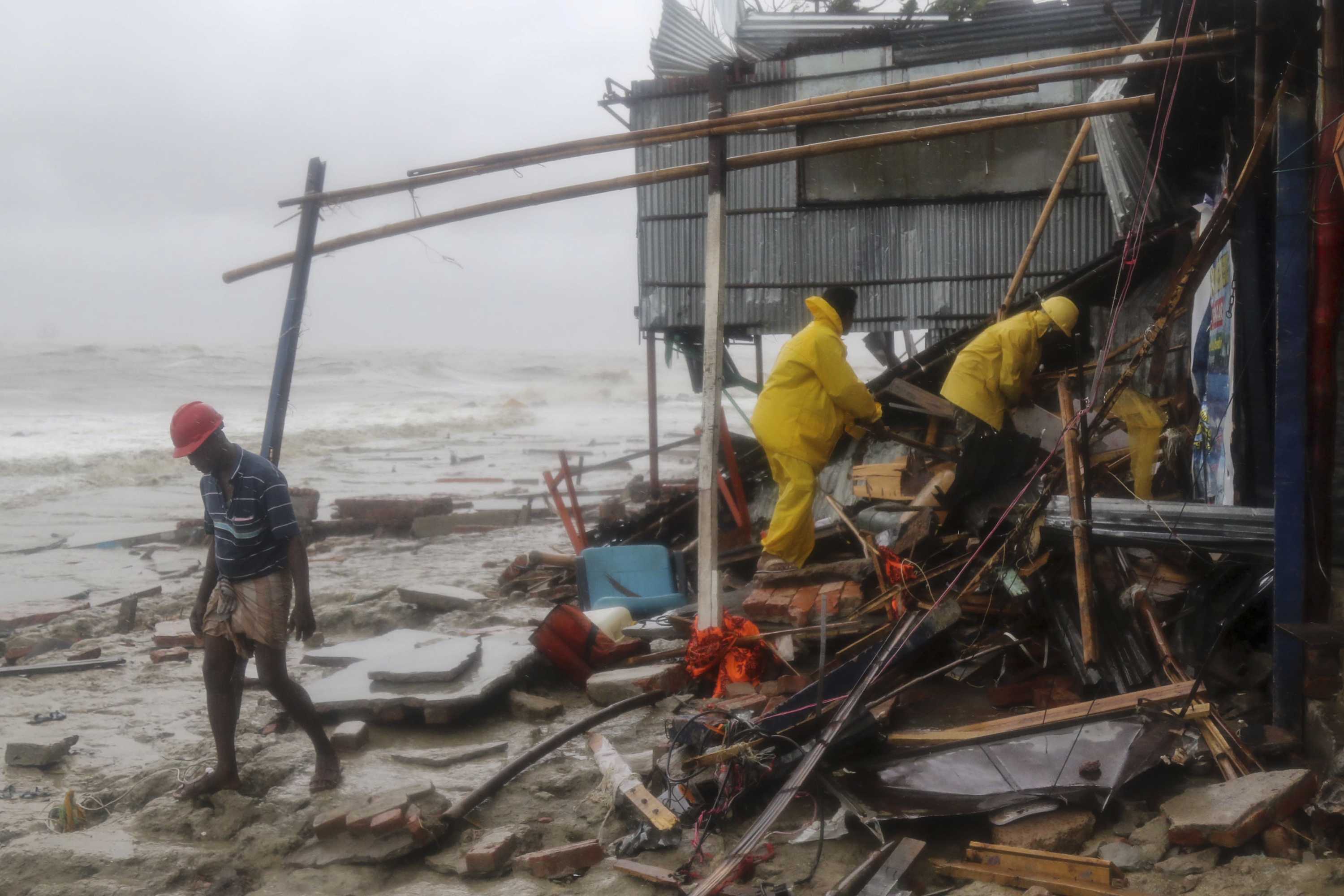 Cyclone Roanu hits Bangladesh, leaving at least 23 dead - ABC News