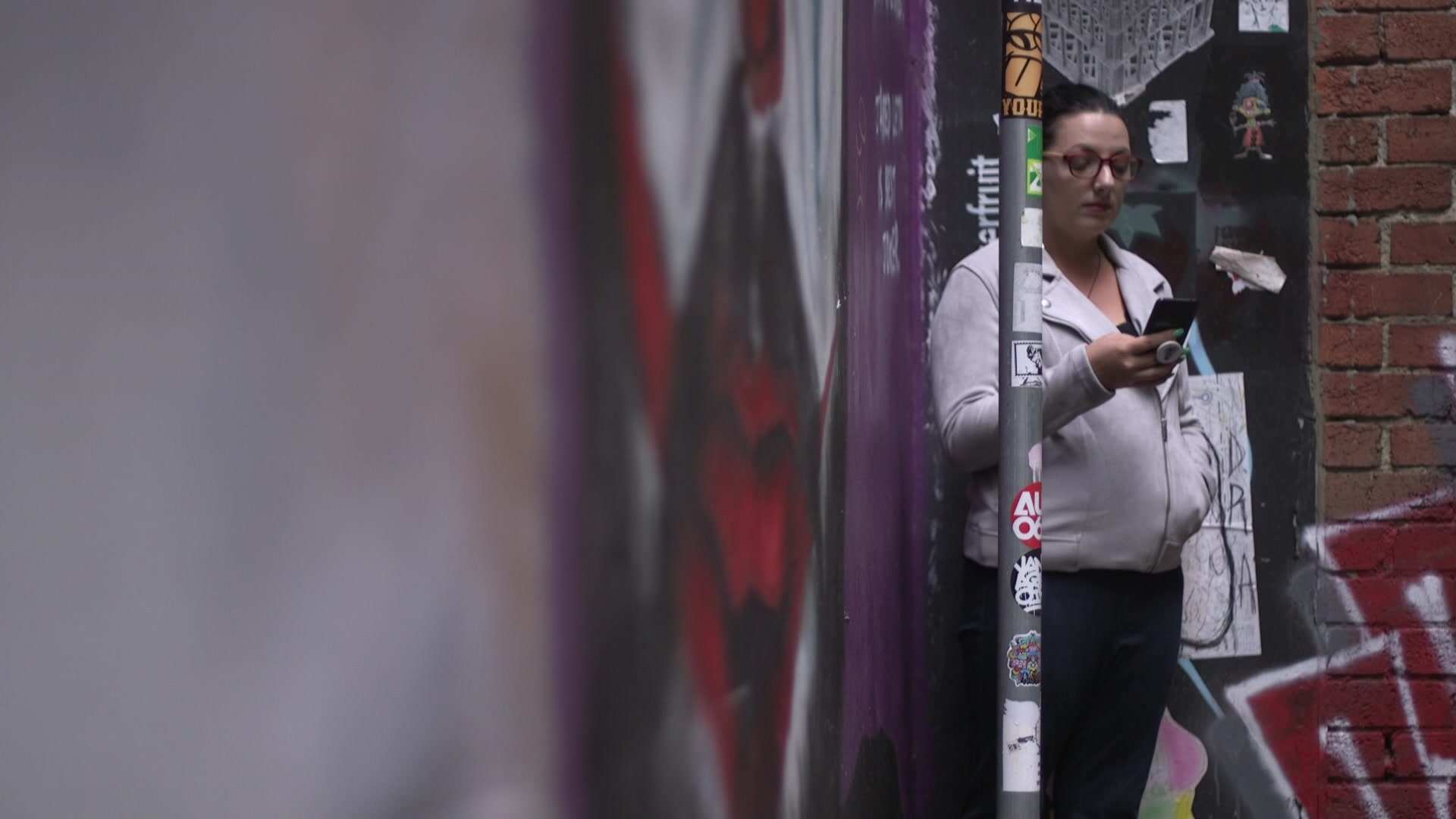 Ash Potter stands in a Melbourne laneway - ABC News
