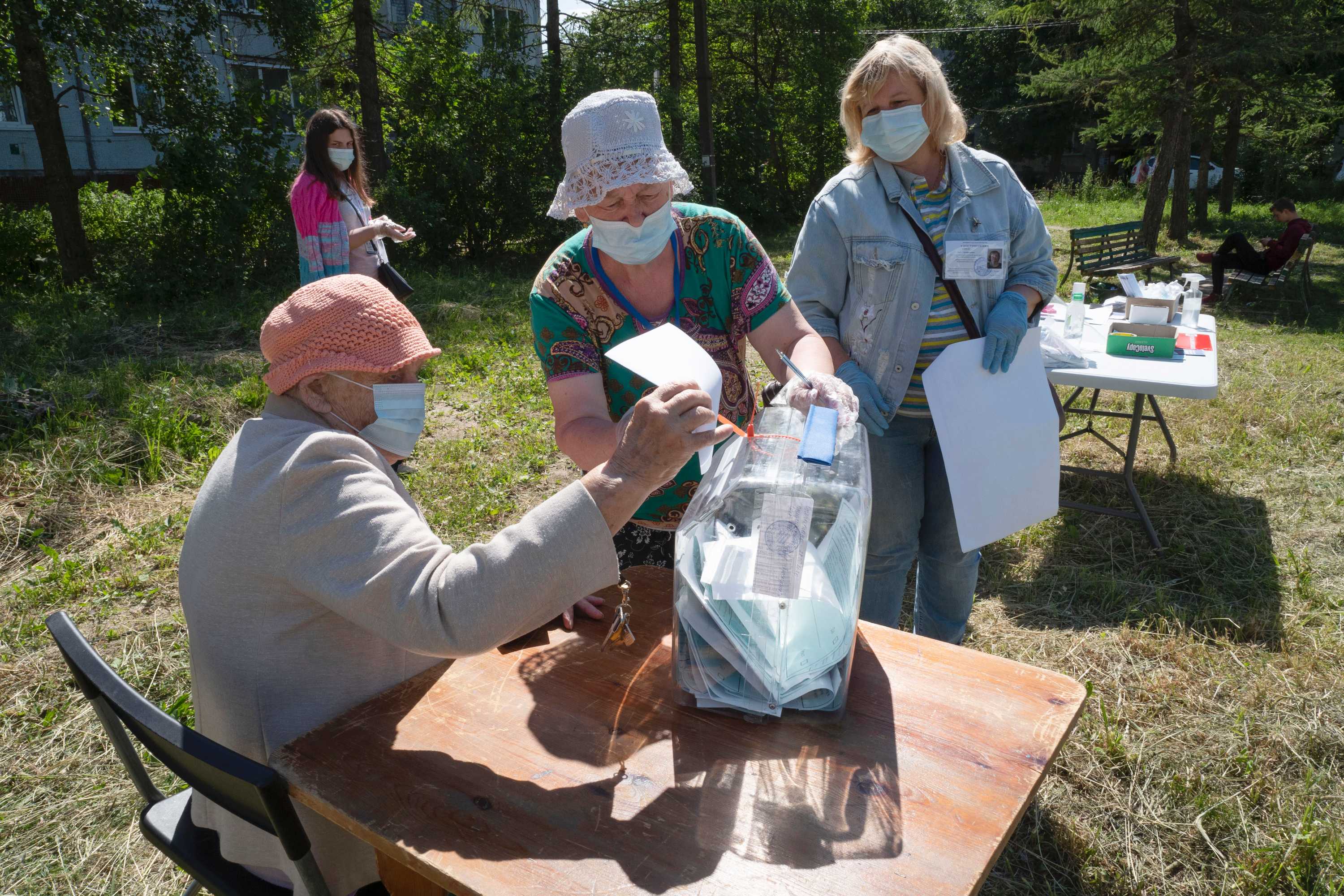Russians are voting on whether to extend Vladimir Putin's presidency ...