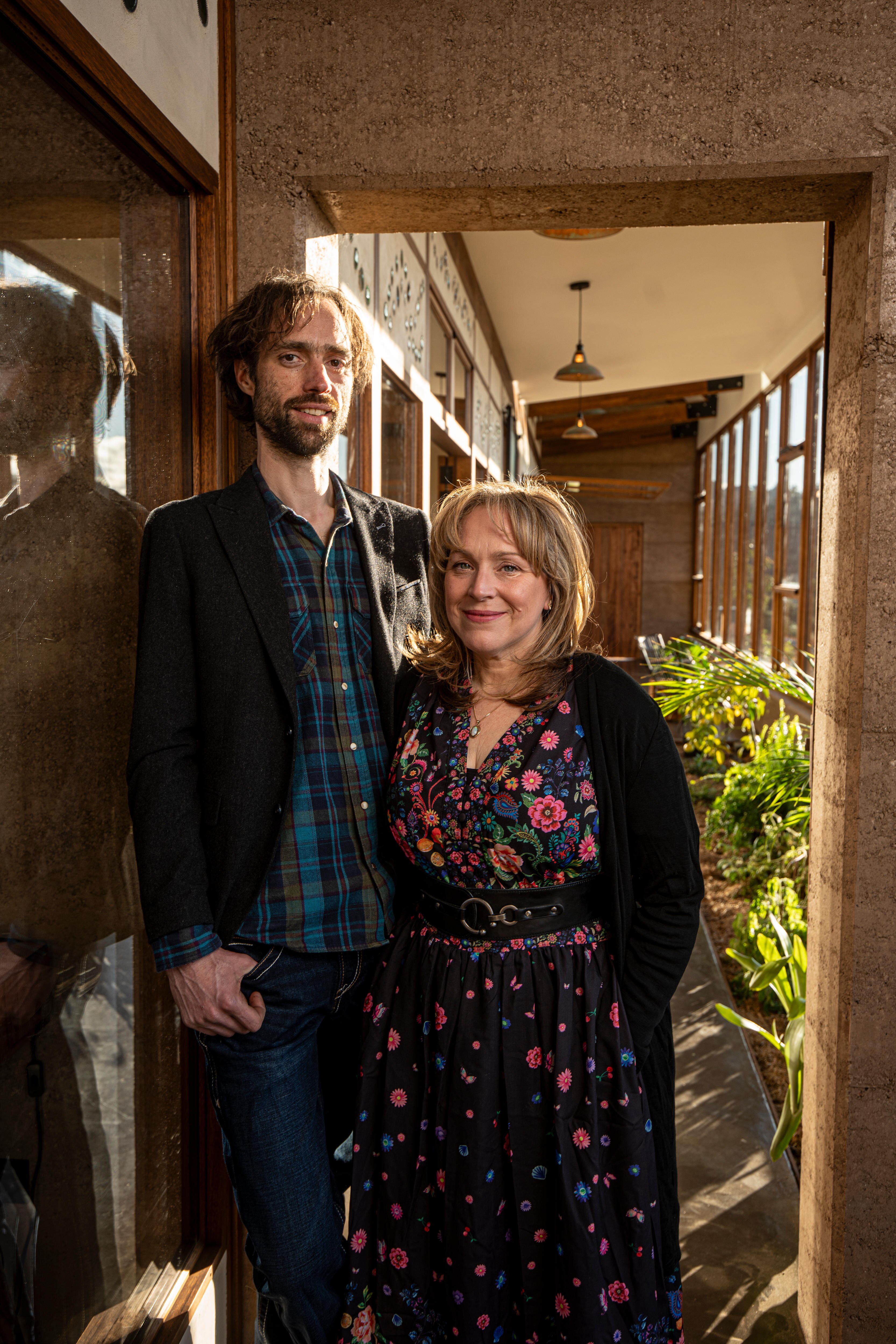 Matt and Kate built an earthship house with recycled bottles and the ...