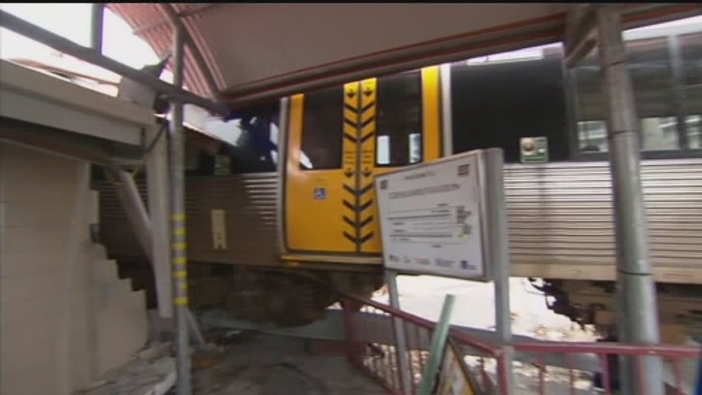 Slippery tracks caused Cleveland train crash: ATSB - ABC News