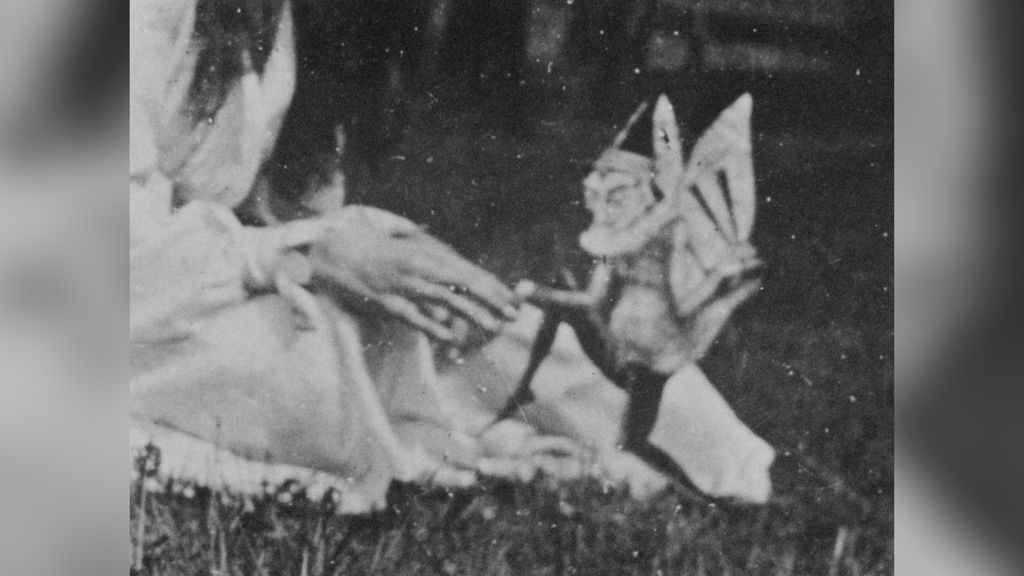 “Genuine” photos fool fairy enthusiasts (1971) - ABC News