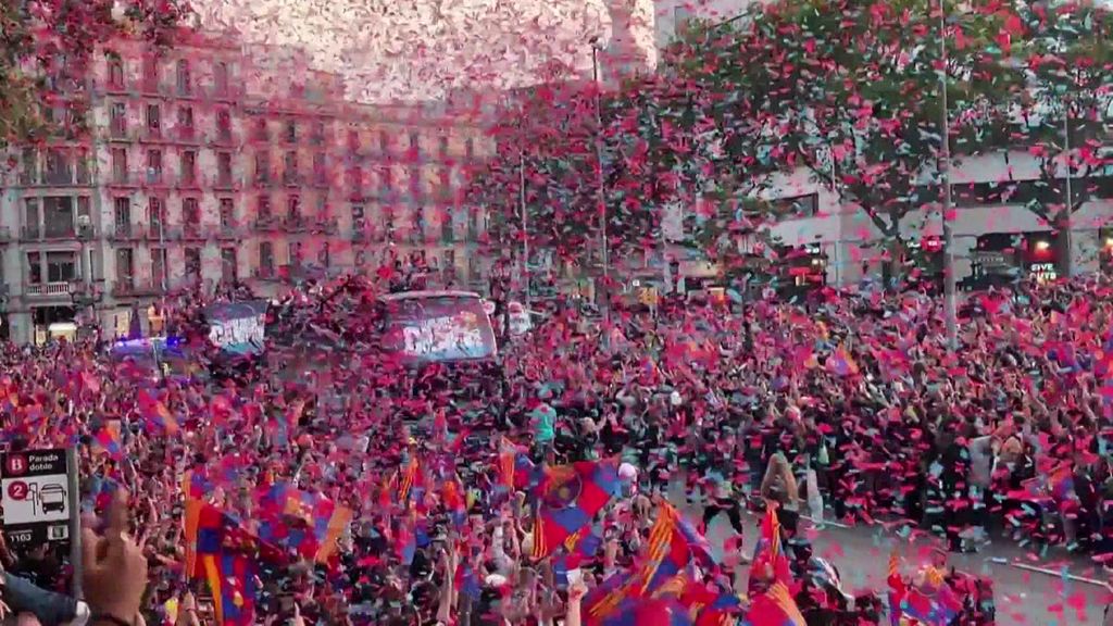 Thousands of fans celebrate Barca league titles win through Catalan ...