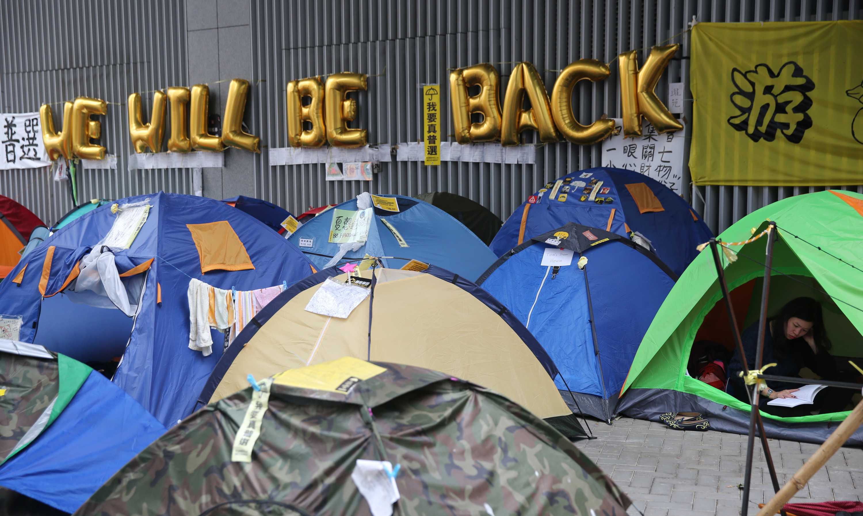 Hong Kong police start to clear protest camp ending pro-democracy ...
