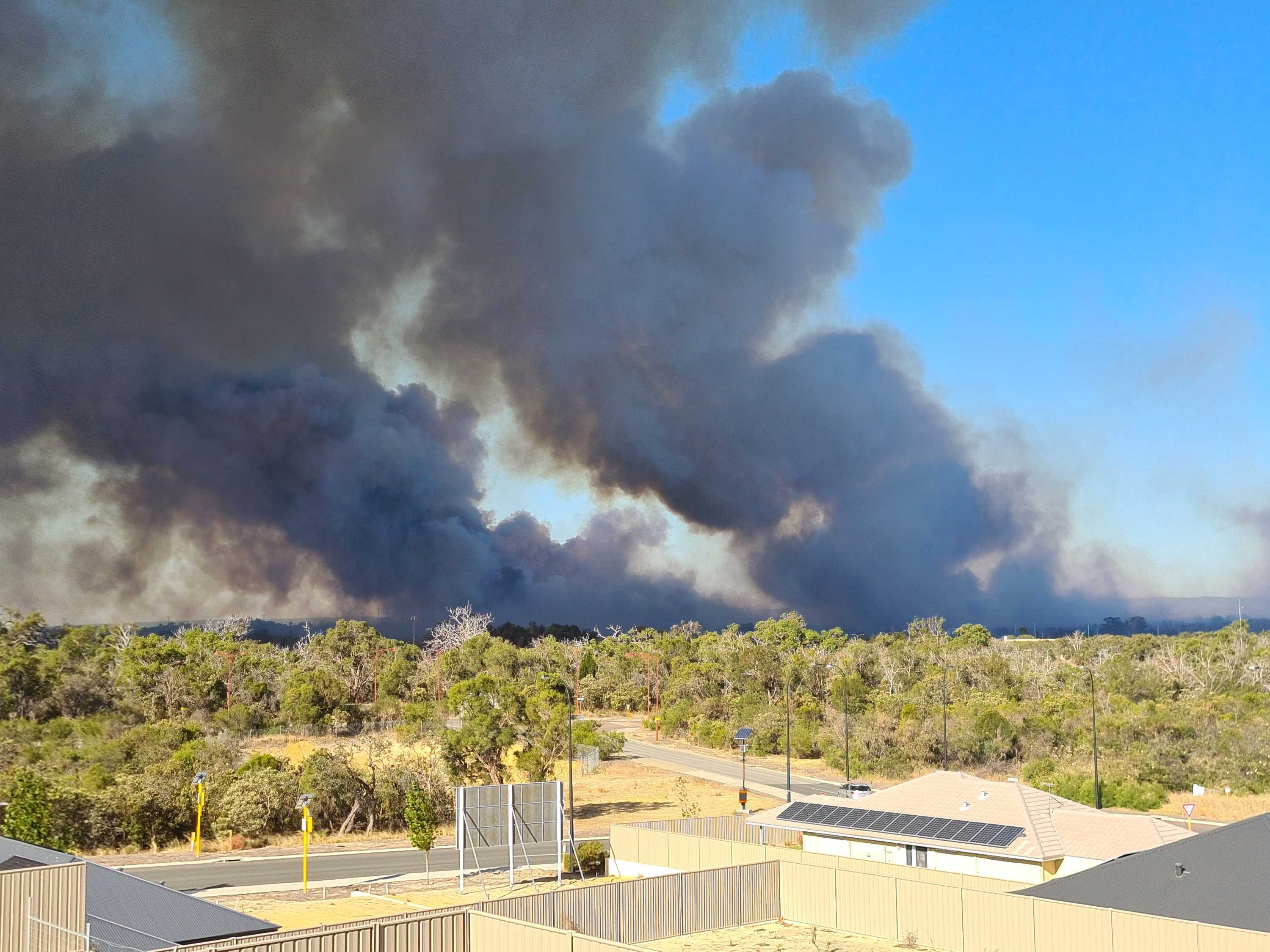 Emergency bushfire warning issued for residents in Perth's south, at ...