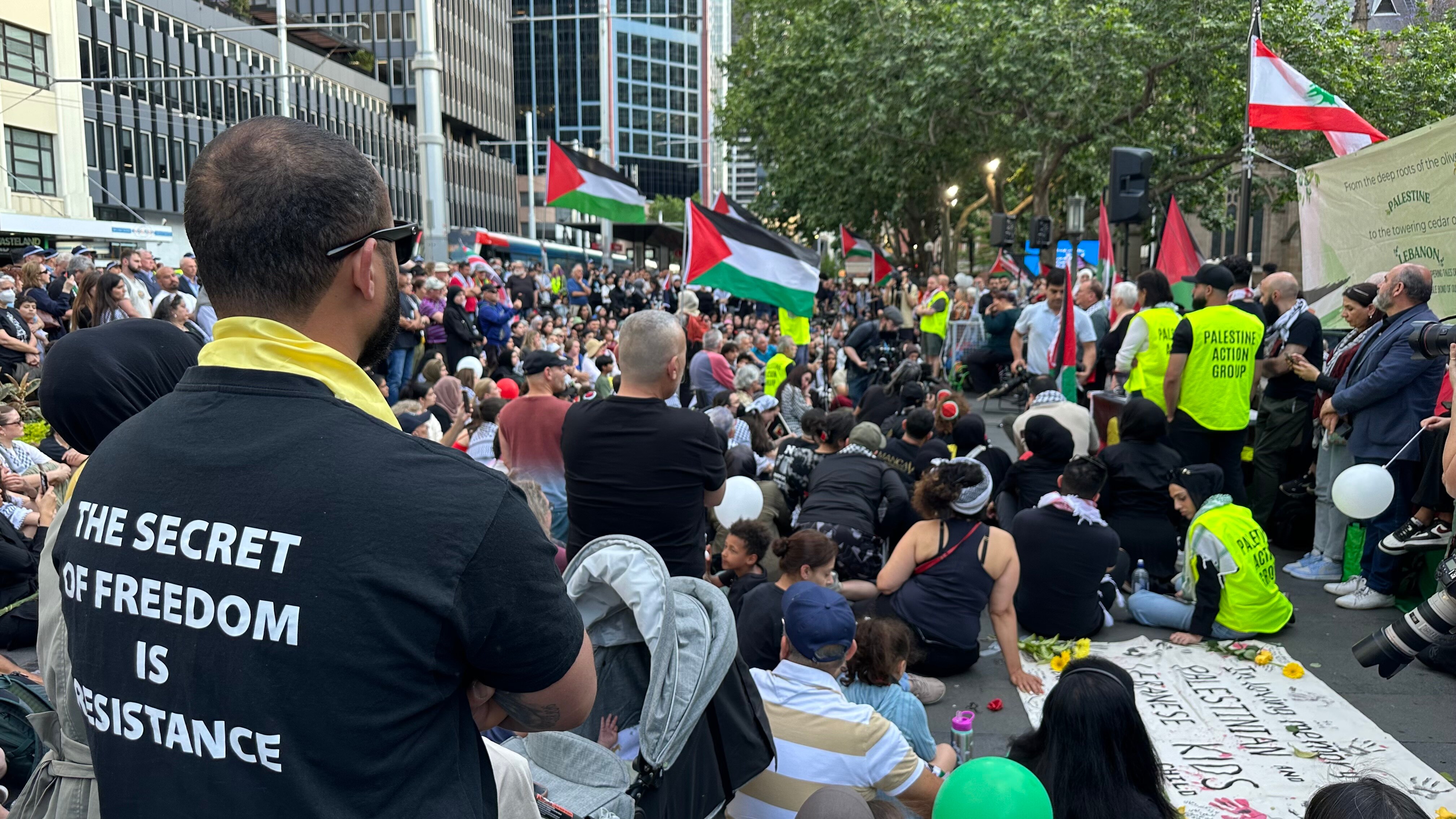 Communities across Australia gather to remember lives lost in October 7 ...