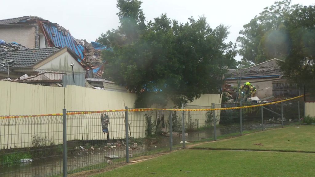 Large explosion destroys townhouse in Sydney's west. - ABC News