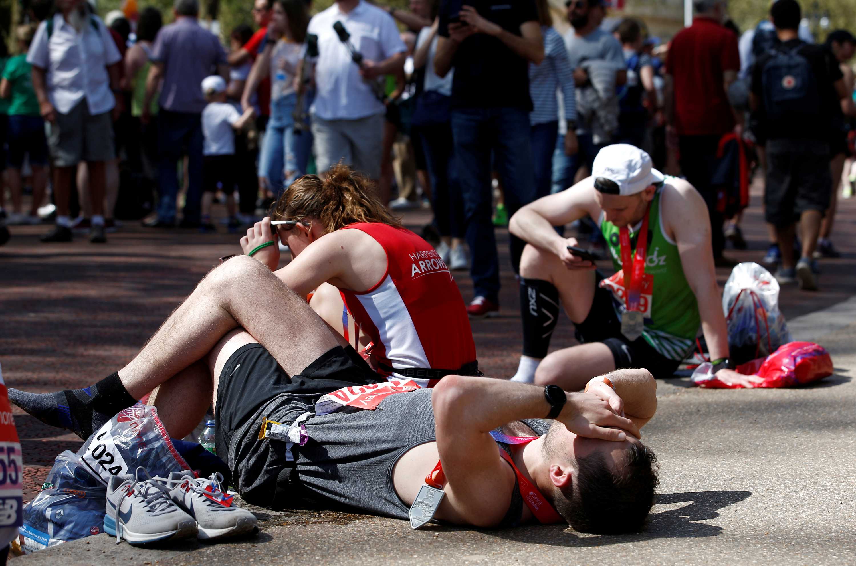 London Marathon runner dies after collapsing during race in record ...