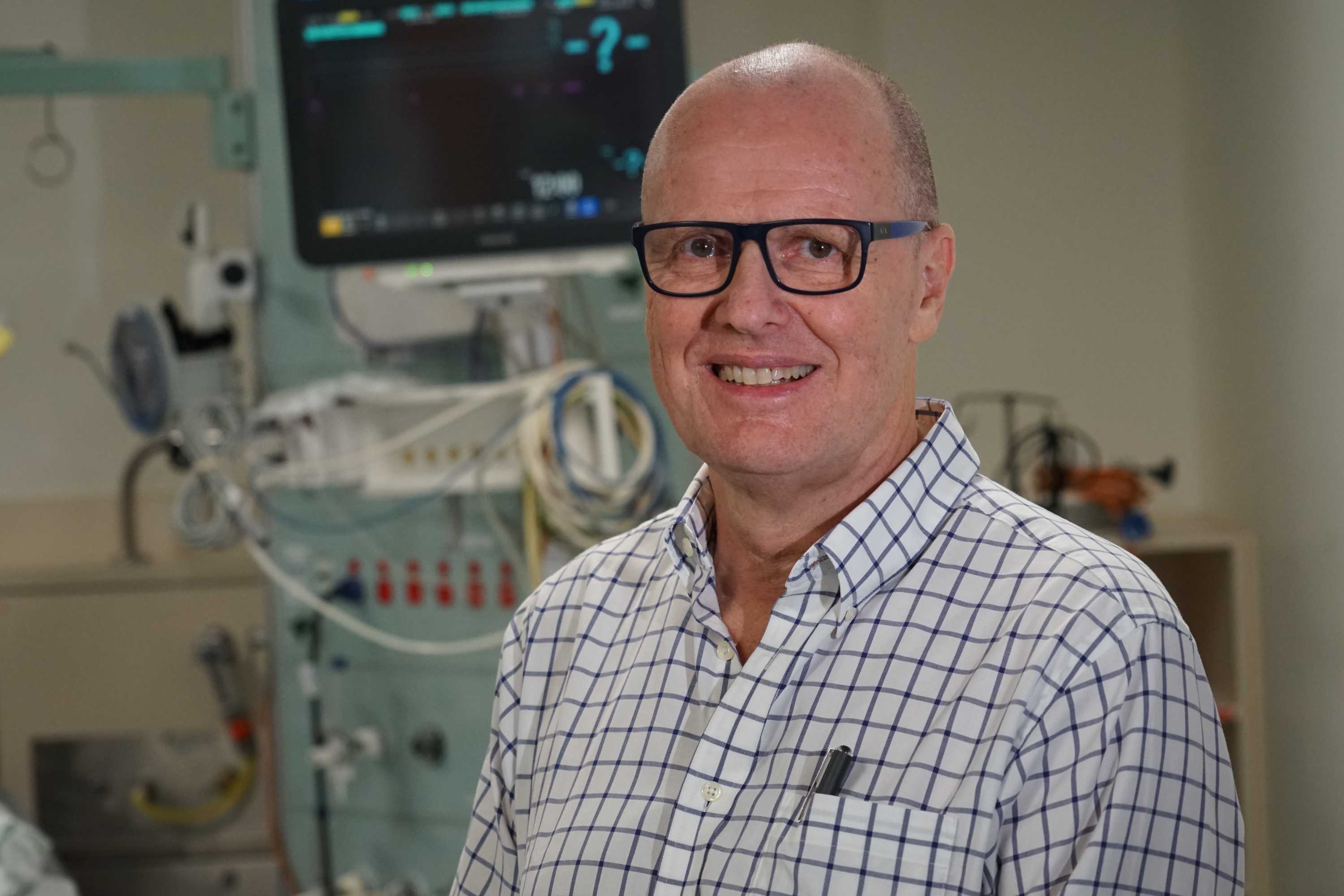 Royal Darwin Hospital surgeon Phillip Carson retires, 41 years after ...