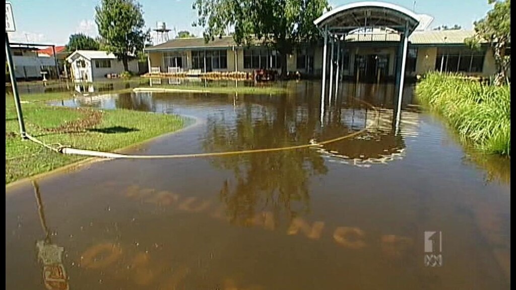 Flood-affected town gets tent hospital - ABC News